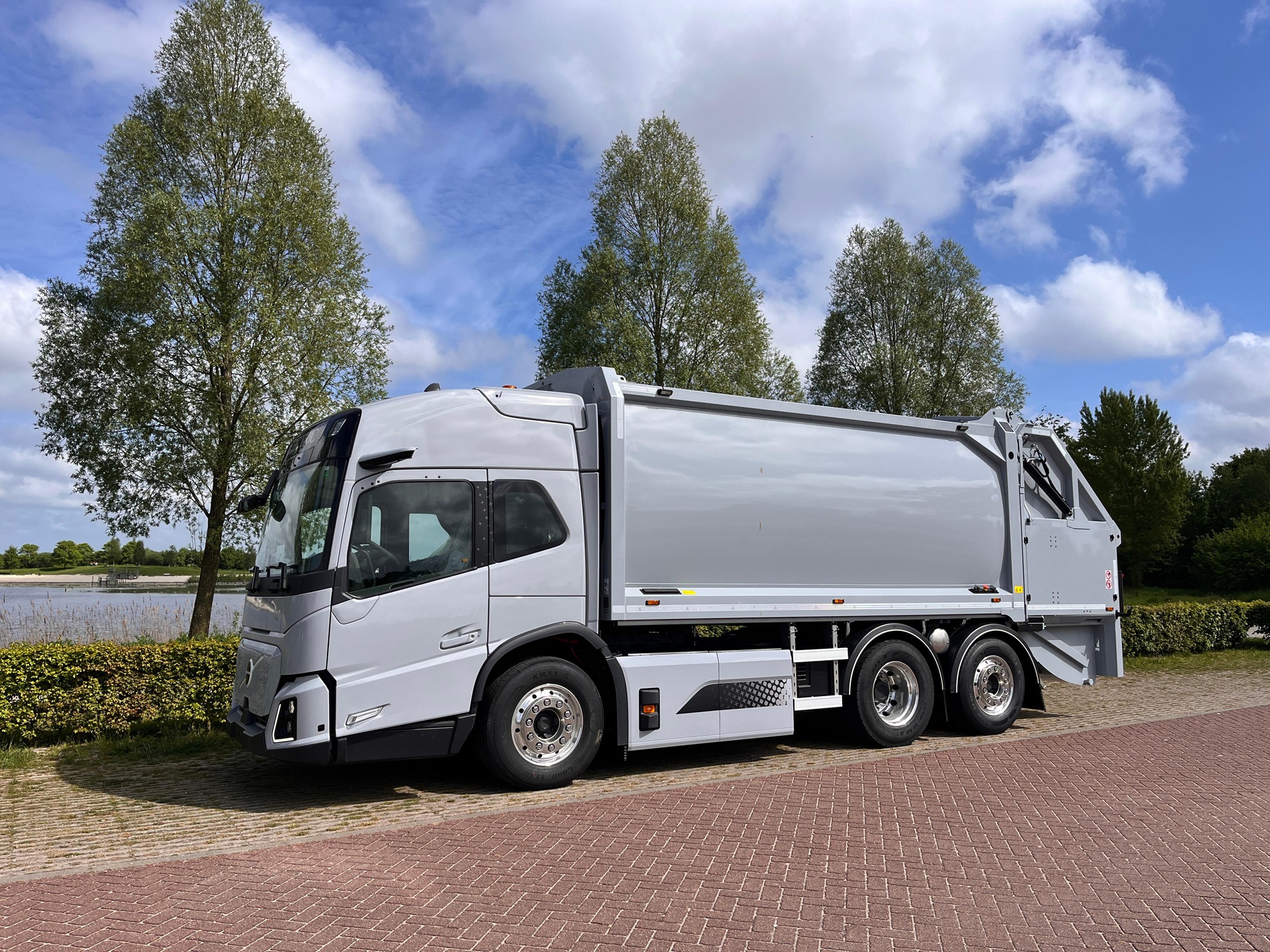 Primeur: HVC zamelt grofvuil in met eerste Volvo FM Low Entry-trucks van Nederland | Volvo Trucks